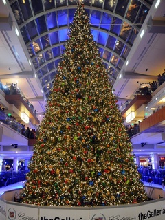 See The Galleria's massive Christmas tree get decorated in 25 seconds ...